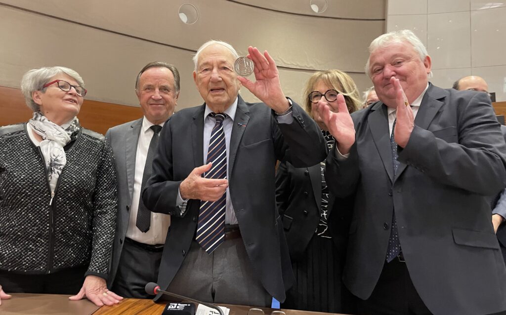 Le Docteur Benichou reçoit la médaille du Conseil départemental